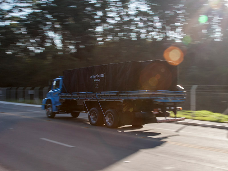 Vinilona: lona de caminhão e sistema para enlonamento de caminhão